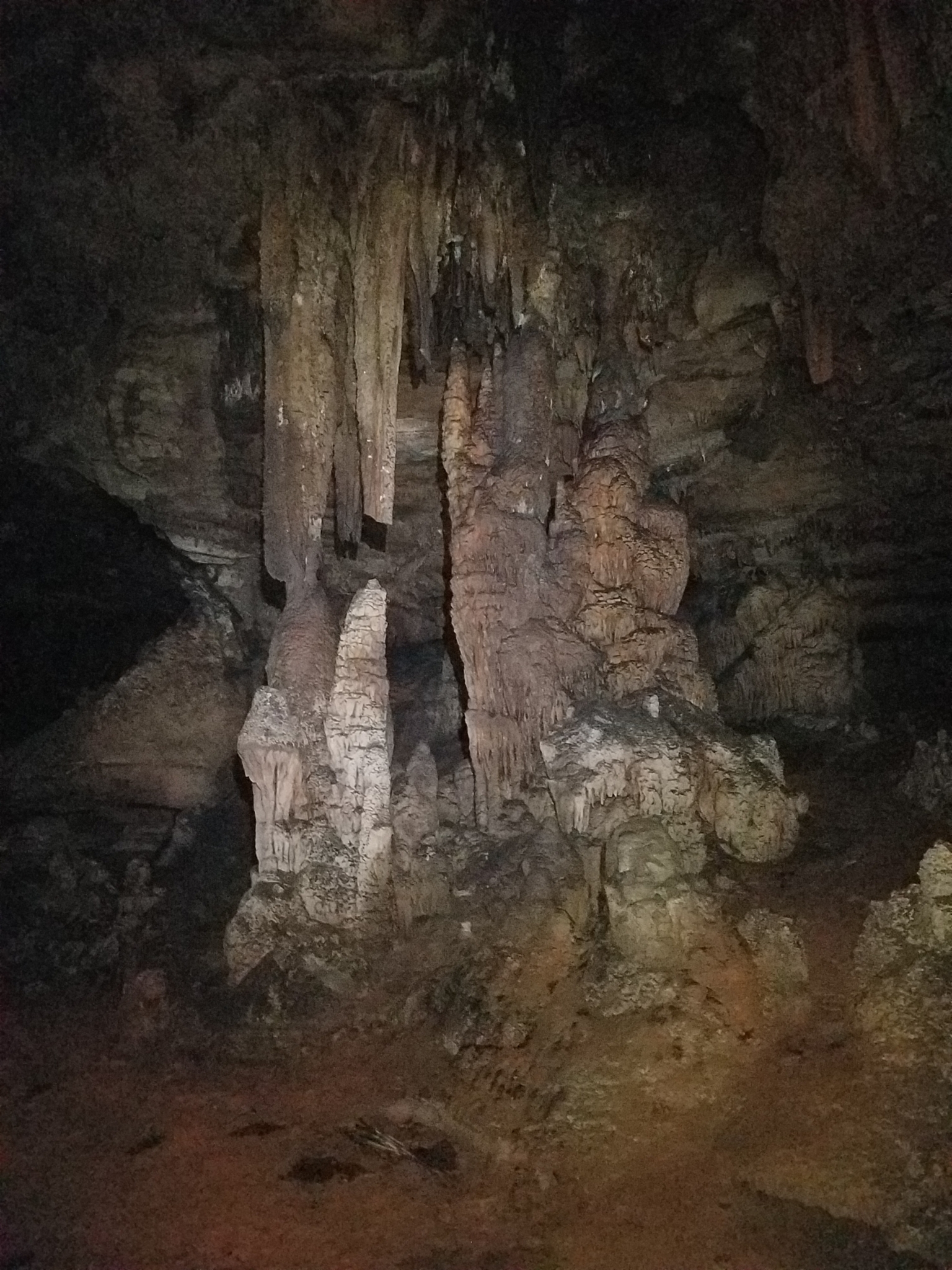 20,000 Square Foot Limestone Cave - SurvivalRealty.com