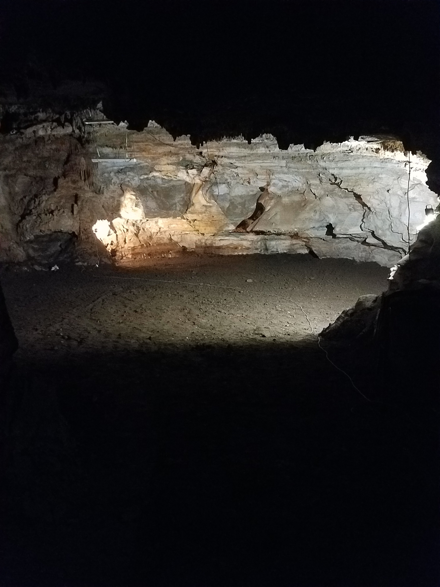 20,000 Square Foot Limestone Cave - SurvivalRealty.com