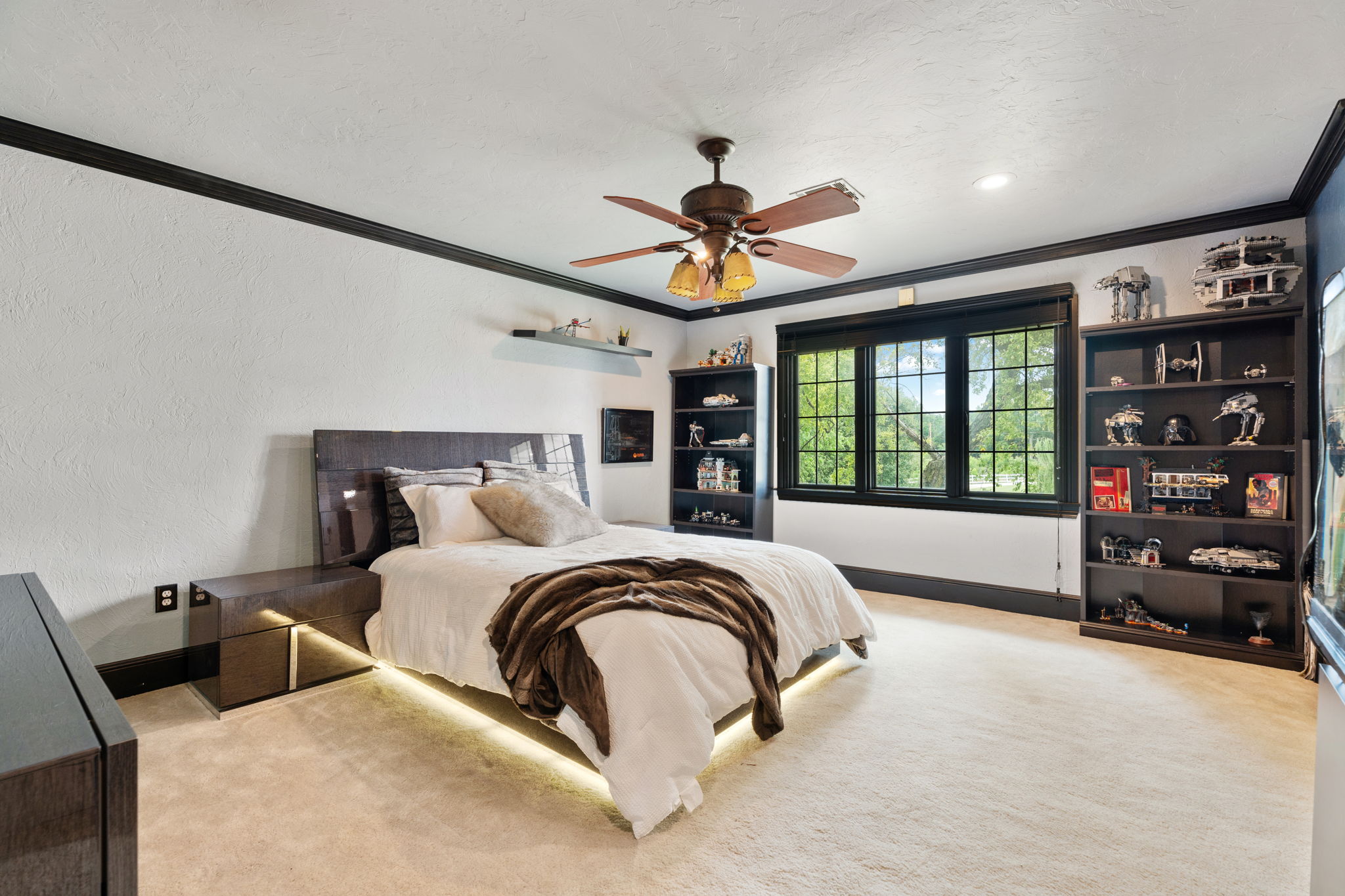 Extraordinary Landmark Estate Nestled on Over 12 Acres - SurvivalRealty.com