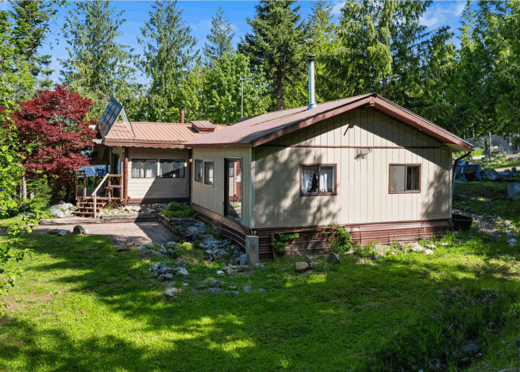 Off-Grid Home Backing Timberland - SurvivalRealty.com