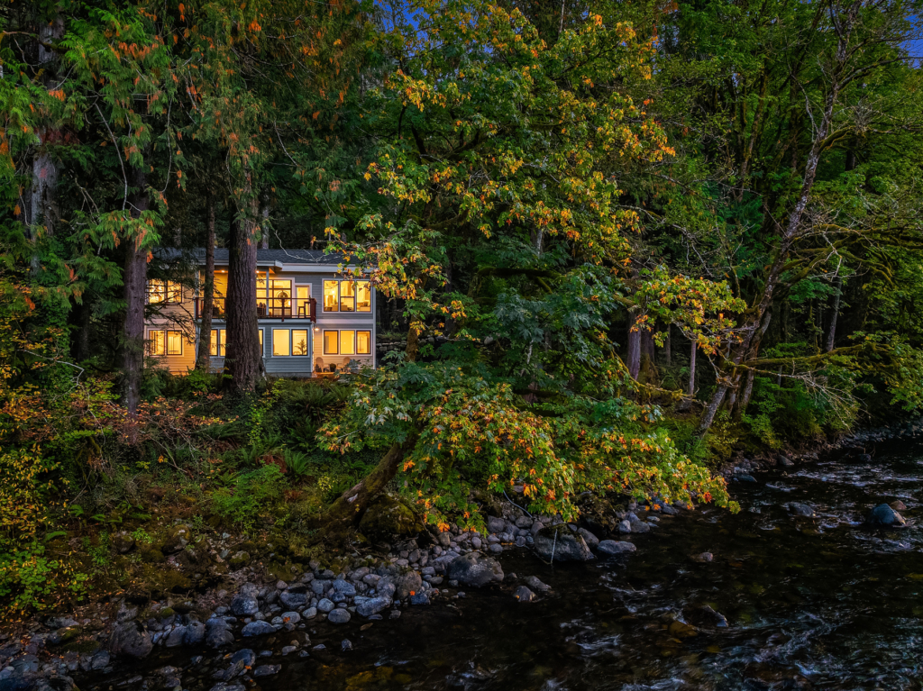 Modern Riverfront Survival Retreat - SurvivalRealty.com